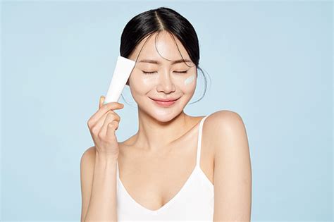 크림을 눈가에 바르고 포즈를 취하는 동양인 여성 유토이미지 상세페이지 베이직샵 사진 22628342