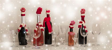 기쁜 성 탄과 새 해 복 많이 받으세요 홀리데이 장식 니트산타 클로스 니트 와인 병에 모자 계절에 대한 스톡 사진 및 기타 이미지 Istock