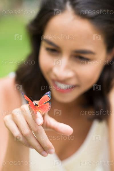 Фотография на тему Девушка с бабочкой на пальце Pressfoto