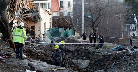 Влада через російську ракетну атаку у Києві є руйнування в чотирьох районах фото