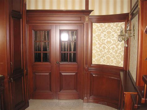 Двери из массива бука в классическом стиле под красное дерево