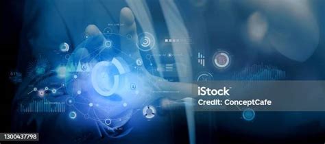 인식할 수 없는 남자는 증강 현실에서 인포그래픽과 함께 일합니다 3차원 형태에 대한 스톡 사진 및 기타 이미지 3차원 형태 가상현실 경영자 Istock