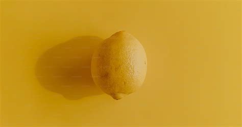 노란색 표면 위에 앉아있는 레몬 사진 Unsplash의 레몬 이미지