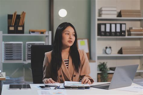 제품 책임 희소성 협상 제안서 광고 비용 모든 예산 이자율 배당금 수요 보수에 대한 광고 구매 방법을 다루는 흥분한 아시아 여성