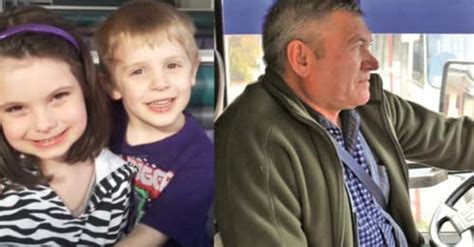 Днес Иксала е в автобуса… две деца слизат на спирката Едно момче се приближава за да плати