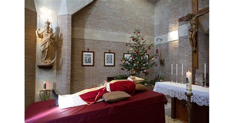 Ватиканът с първи снимки на папа Бенедикт Xvi след смъртта му