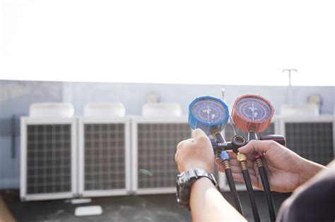 기술자는 에어컨 에어컨 충전을 위한 측정 장비를 점검하고 있습니다 냉각 시스템 Hfpa Installation Luncheon에 대한 스톡 사진 및 기타 이미지 Hfpa