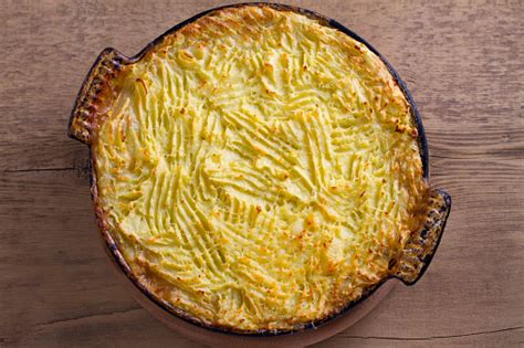 셰퍼드 파이아일랜드에서 인기 있는 요리입니다 쇠고기 고기 으깬된 감자 치즈 당근 양파 녹색 완두콩 캐 서 롤 감자 그라탕에 대한