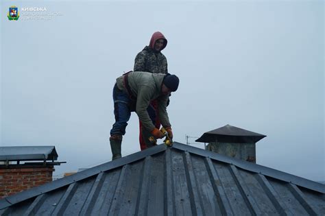 На багатостраждальній вулиці Яблунській у Бучі відремонтували дах