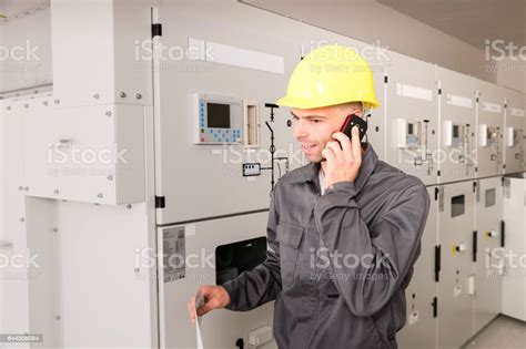 발전소 복구에 대 한 전화를 사용 하 여 전기 컨설팅 전문가 전기 연료 및 전력 생산에 대한 스톡 사진 및 기타 이미지 전기 연료 및 전력 생산 전기공 20 29세