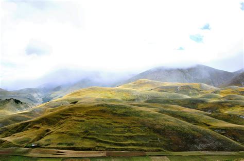 Безплатна снимка пейзаж пустиня планина мъгла езеро долина планинска верига Италия