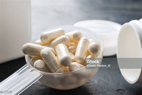 글루코사민 콘드로이틴의 백색 의료 용 캡슐 어두운 배경에 플라스틱 숟가락에 건강 한 보충 알 약 매크로 이미지 글루코사민에 대한 스톡 사진 및 기타 이미지 Istock
