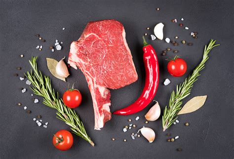 어두운 콘크리트 테이블 배경 위에 조미료와 야채를 곁들인 생 쇠고기 스테이크 구이 준비가 된 카우보이 스테이크 고기에 대한 스톡 사진 및 기타 이미지 Istock