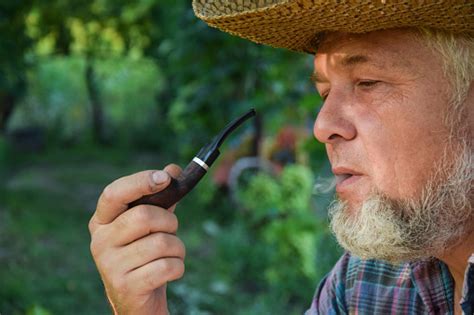 흰 수염을 가진 노인 성인 남자는 야외에서 담배 파이프를 피우고 있다 50 54세에 대한 스톡 사진 및 기타 이미지 50