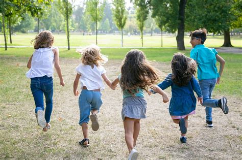 Gruppe Von Kindern Die Auf Gras Zusammen Laufen Rennen Im Park Haben