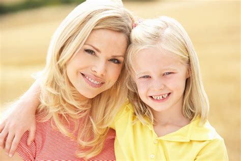 Mutter Und Sohn Und Tochter Sitzen Auf Der Couch Im Studio Stockfoto