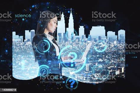 노트북과 추상적 인 도시 홀로그램 물음표 및 비즈니스 차트를 가진 매력적인 사려 깊은 젊은 유럽 사업가 스마트 시티와 미래 개념 이중 노출 Brand Name Smart