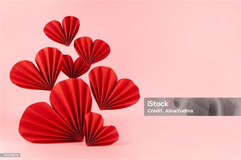 발렌타인 데이 배경 부드러운 밝은 핑크 색상 테두리 복사 공간에 종이 팬들의 붉은 심장이 솟아 오르는 무대 광고 디자인 프리젠 테이션 화장품 카드 포스터 전단지에 대한 사랑