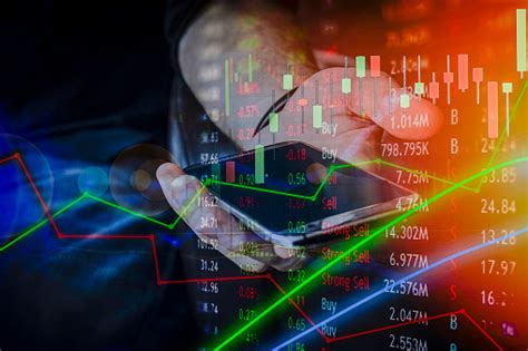 손 업무용 모바일 장치 고 가로 막대형 차트 원형 차트 및 회사 금융 네트워크에 귀중 한 정보를 사용 하 여 데이터를 차트 보스턴 대학교에 대한 스톡 사진 및 기타 이미지
