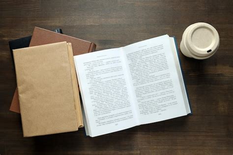 Libros Con Una Taza De Café En Un Fondo De Madera Foto Premium