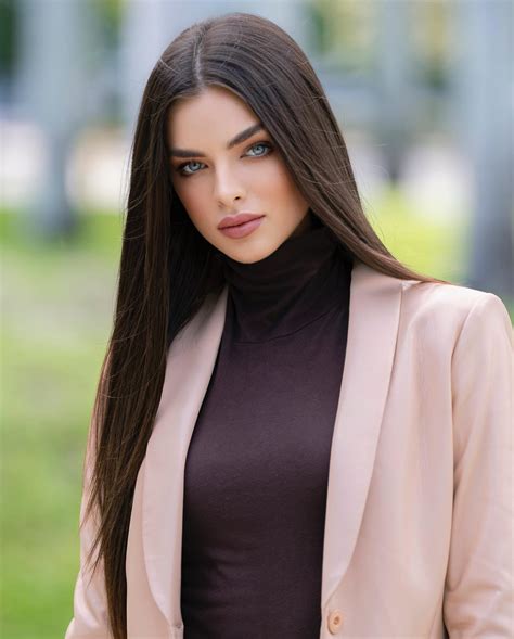 Nadia Ferreira Muñiz Chilly Day In Miami 🤎💫 Instagram