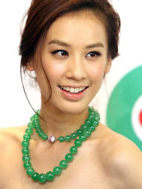 黄圣依现身活动，脖子上的亿万绝世翡翠引爆全场镁光灯，却引来网友热议：配不起！ 知乎