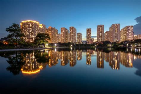 반사되는 아름다운 야간 도시 풍경 · 무료 스톡 사진
