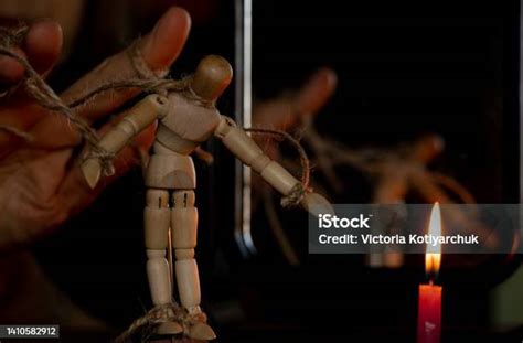 사람의 손에 묶인 밧줄에 달린 나무로 된 남자 사람과 노예의 조작 자유 의지 권력 0명에 대한 스톡 사진 및 기타 이미지 0명 Cult Sect Istock