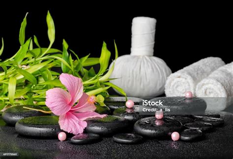 핑크 히 비 스커 스 꽃 대나무 태국 허브 압축 공 촛불 이 슬 돌의 아름 다운 스파 개념을 닫습니다 0명에 대한 스톡 사진 및 기타 이미지 Istock