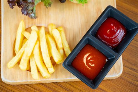 토마토 소스와 칠리 소스를 곁들인 감자 튀김 또는 감자 튀김 0명에 대한 스톡 사진 및 기타 이미지 0명 감자 요리 감자