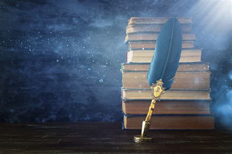 오래 된 깃털 퀼 잉크 펜 잉크병 오래 된 책 나무 책상 위에 검은 벽 배경 빈티지 오래 된 스타일과 필터링 역사 판타지 교육 및 문학 주제에 대 한 개념적 사진 고대의에