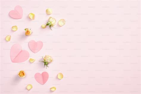 분홍색 배경에 종이 하트 장미 꽃 꽃잎이 있는 평평한 구성 로맨틱 사랑 발렌타인 데이 개념 복사 공간이 있는 상위