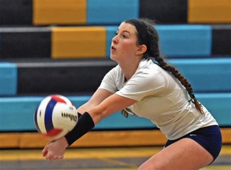 Julia Maisel Serves As Spark For New Trier Girls Volleyball Team Chicago Tribune