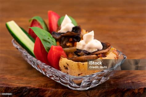 버섯 양파와 당근 기름에 튀긴과 박제 오븐 감자 구이 Tubers의 반쪽 슬라이스 토마토와 오이 유리 접시에 배치 0명에 대한 스톡 사진 및 기타 이미지 Istock