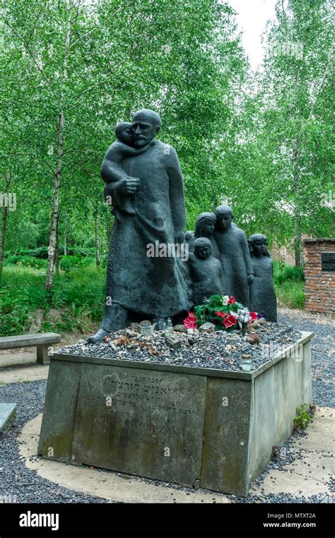 Janusz Korczak Memorial At The Jewish Cemetery Stockfotos Und Bilder