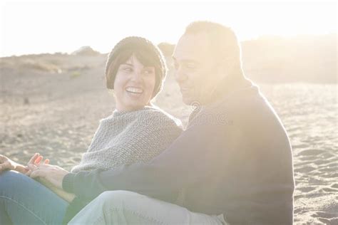 Nettes Sch Nes Mittelalter Jahre Alte Paarmann Und Frauenkaukasier Umarmte Und Bleibt