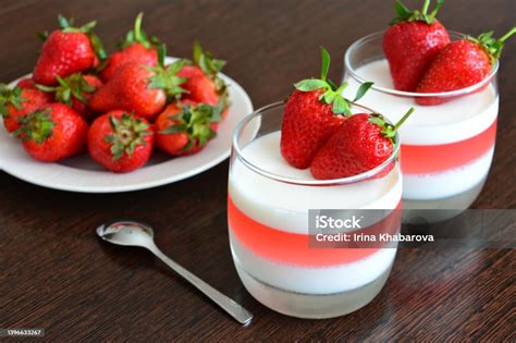 나무 배경에 마시는 유리에 우유와 딸기를 곁들인 젤리 디저트 딸기에 대한 스톡 사진 및 기타 이미지 딸기 무설탕 설탕 조림 류 Istock
