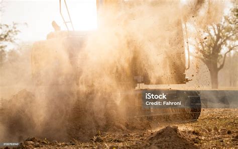 건설 현장에서 흙을 파서 작업하는 굴착기 공기 중에 먼지가 있는 철거 현장에서 작업하는 굴삭기 굴착 기계 지구 이동 기계 굴착 차량 건설업 0명에 대한 스톡 사진 및 기타