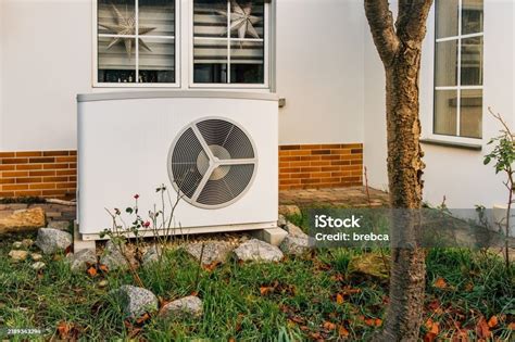 가정집 앞에 설치된 새로운 공기 히트 펌프 녹색 재생 가능 에너지 개념 독일에 대한 스톡 사진 및 기타 이미지 독일 에어컨 열펌프 Istock