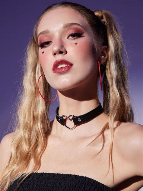 Foto At Home I Wear A Steel Collar