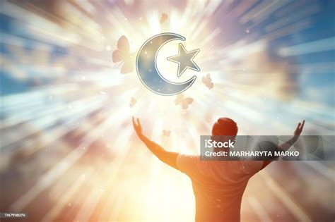 이슬람 기도 별과 일몰의 배경에 달의 상징의 배경에 남자 소망 신앙 종교의 개념 자유의 상징 Dhikr에 대한 스톡 사진 및