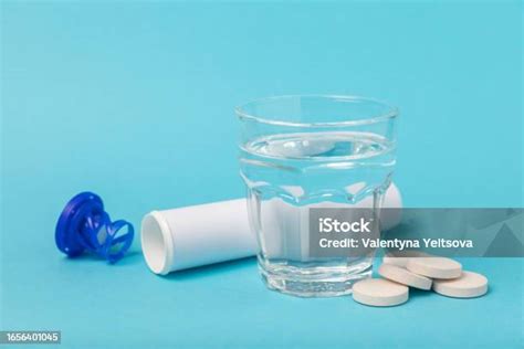 종합 비타민제 발포성 정제 비타민 C의 용해성 정제 칼슘 비타민 파란색 배경에 발포성 비타민 의학 개념입니다 Immunity텍스트의 경우 Place입니다 0명에 대한 스톡