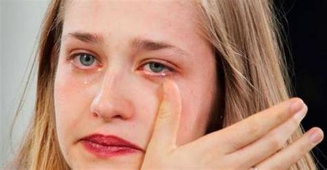 Тя прехапа устни и отиде при съпруга си Влязох в колата и не показах лицето си През целия ден