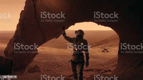 화성에 외로움 녹 색깔의 동굴과 바위를 탐험 하는 여성 우주 비행사 만지는 돌 벽 30 34세에 대한 스톡 사진 및 기타 이미지 30 34세 3차원 형태 개념