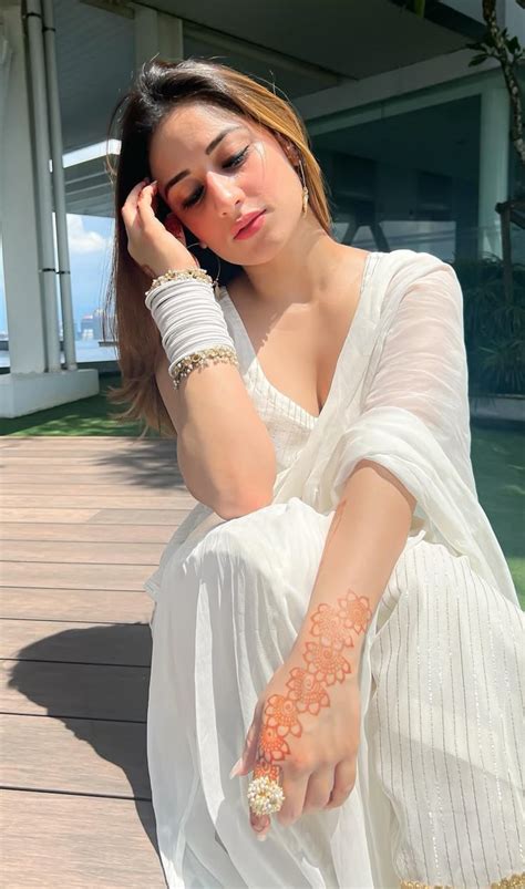 Uditi Singh Classy Short Dresses Curvy Girl Fashion Beautiful