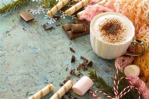 휘핑 크림을 곁들인 커피 카푸치노 한 잔 크리스마스 프레임 갈색에 대한 스톡 사진 및 기타 이미지 갈색 겨울 눈 냉동상태의 물 Istock