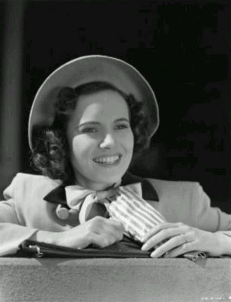 Teresa Wright Looks