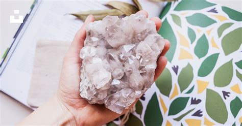 손에 돌을 들고 있는 사람 사진 Unsplash의 무료 알리 칸 테 이미지