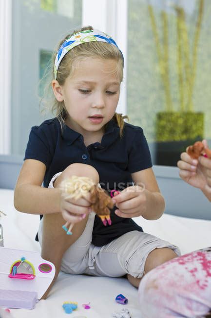 Маленькая девочка в кровати 81 фото