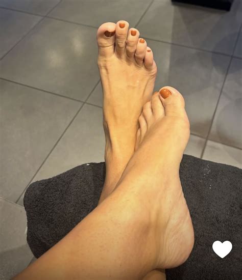 Tori Deals Feet